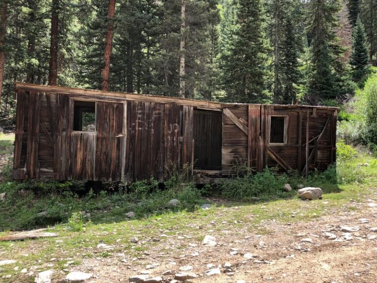 10 Montana Ghost Towns That Are Hauntingly Gorgeous