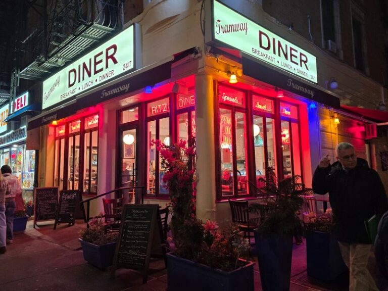 These 16 New York Diners Feel Like Stepping Back Into The 1960s