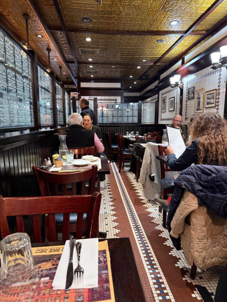 This Old-School Restaurant In New York Has A Hot Beef Sandwich That's ...