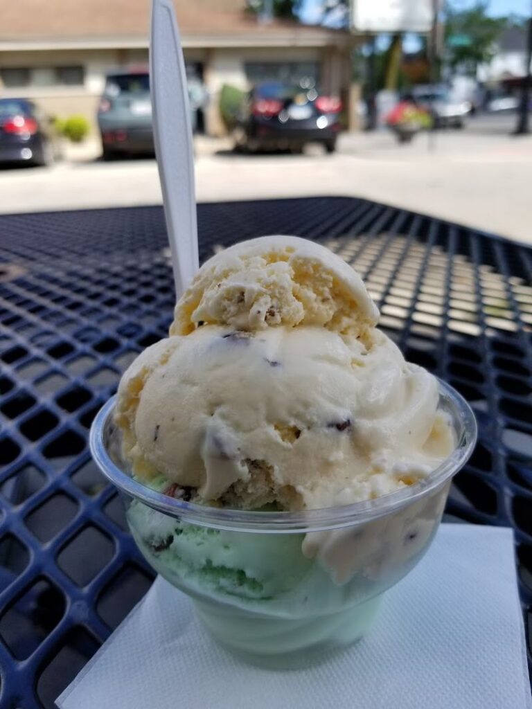This Award-Winning Ice Cream Parlor Has Been A Sweet Illinois Tradition ...