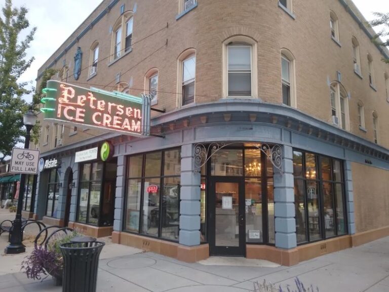 This Award-Winning Ice Cream Parlor Has Been A Sweet Illinois Tradition ...