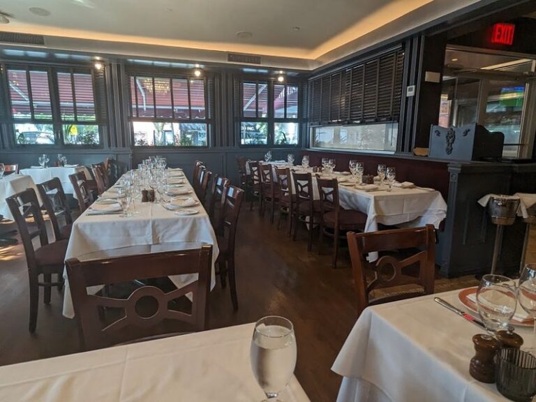 A Steakhouse In New York Creates The Perfect Atmosphere For ...