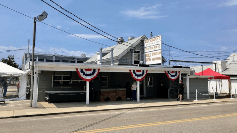 Enjoy Whole-Belly Clams At This Legendary Massachusetts Roadside Restaurant