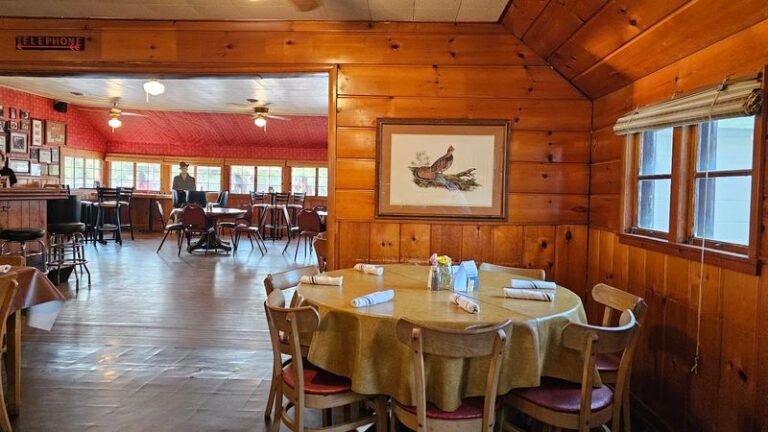 This No-Frills Minnesota Supper Club Is Known For Walleye