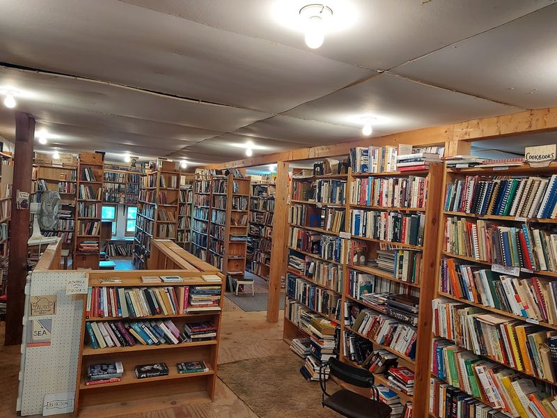 This Three-Story Barn Bookstore In New York Is The Kind Of Cozy Spot ...